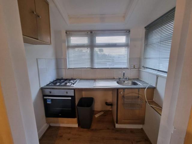 Studio Flat, Lewin Road, SW16
