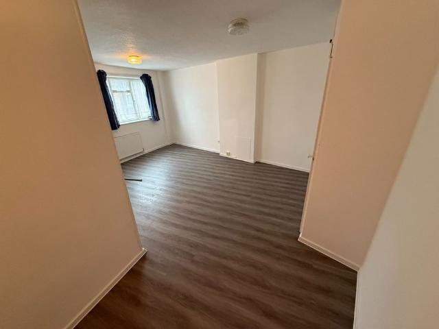Studio Flat, Linden House, NW10