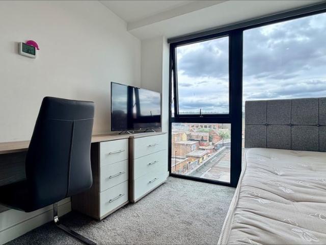 Studio Flat, Lightbox, S1