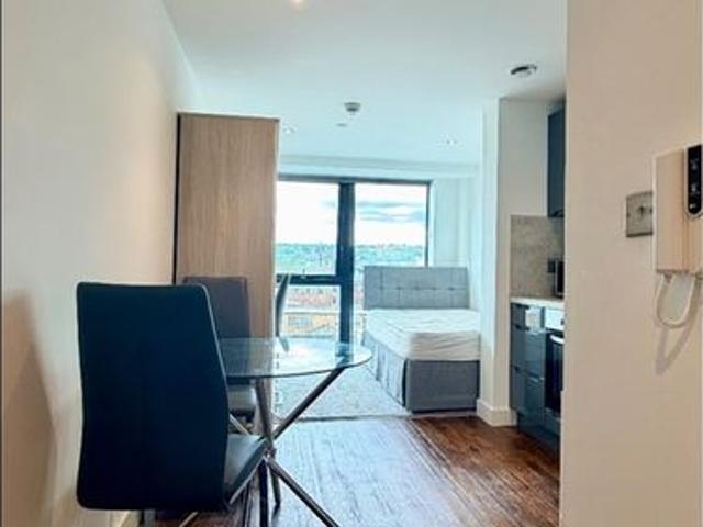 Studio Flat, Lightbox, S1