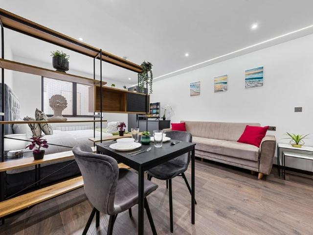 Studio Flat, London, NW11