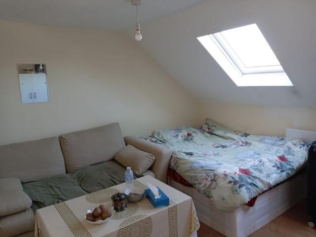 Studio Flat, London, NW11