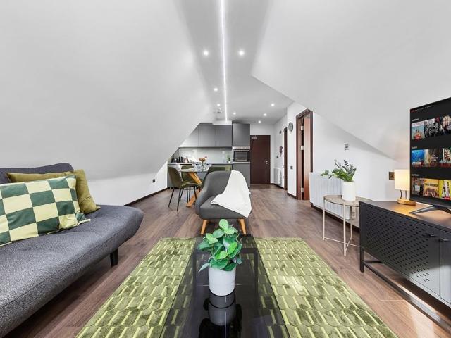 Studio Flat, London, NW11