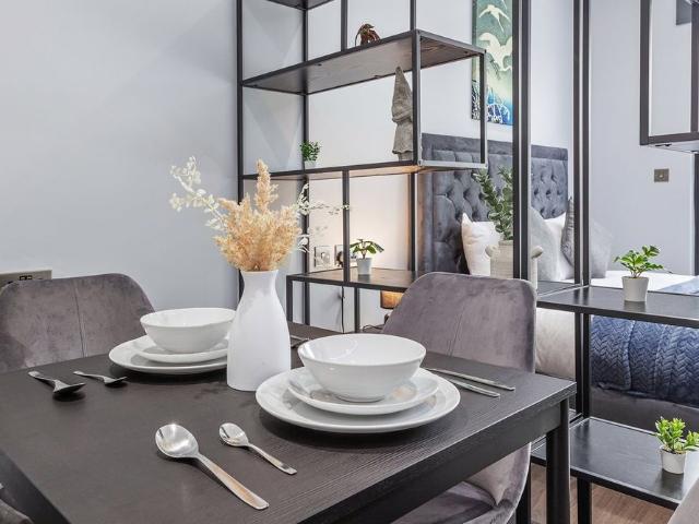Studio Flat, London, NW11