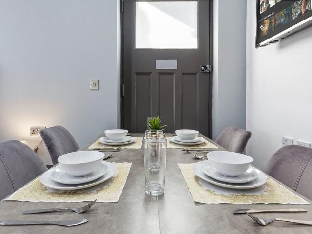 Studio Flat, London, NW11
