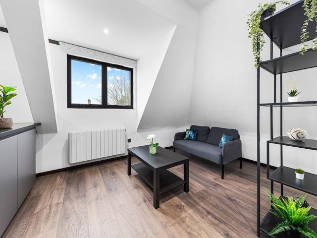 Studio Flat, London, NW11