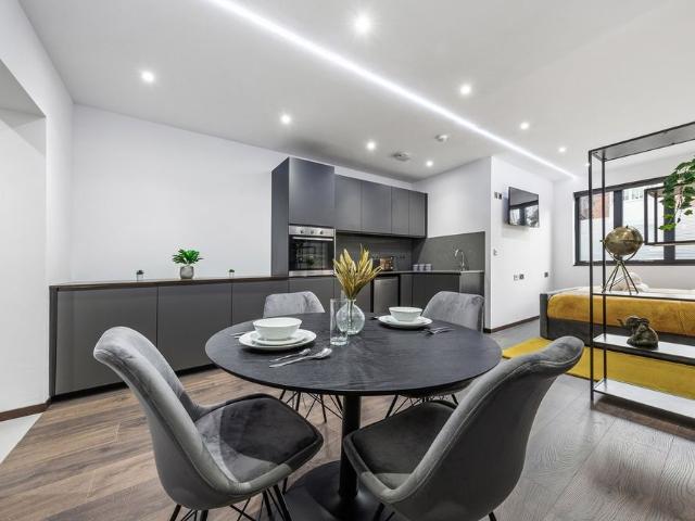 Studio Flat, London, NW11