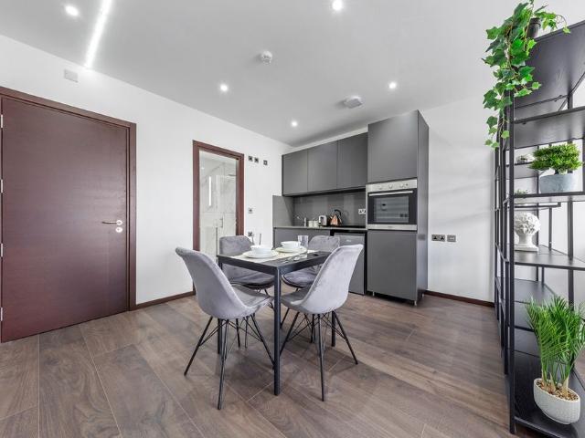 Studio Flat, London, NW11