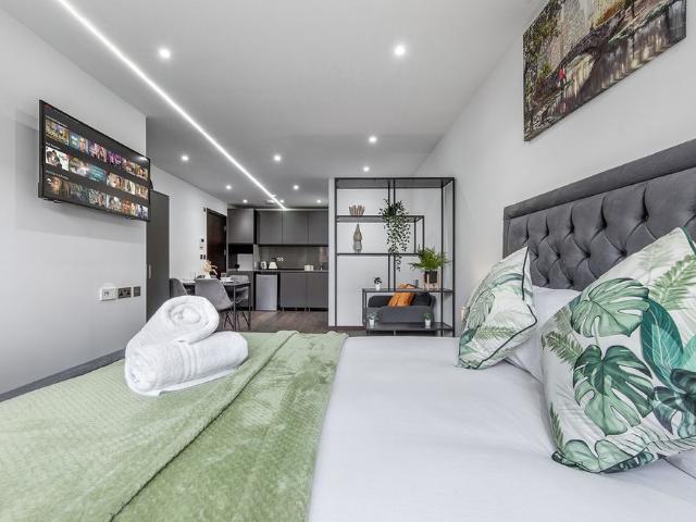 Studio Flat, London, NW11