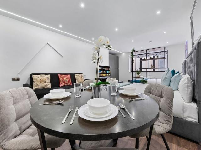 Studio Flat, London, NW11