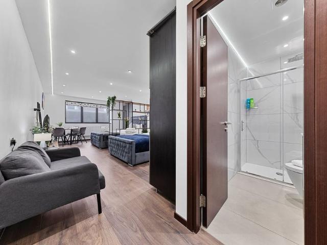 Studio Flat, London, NW11