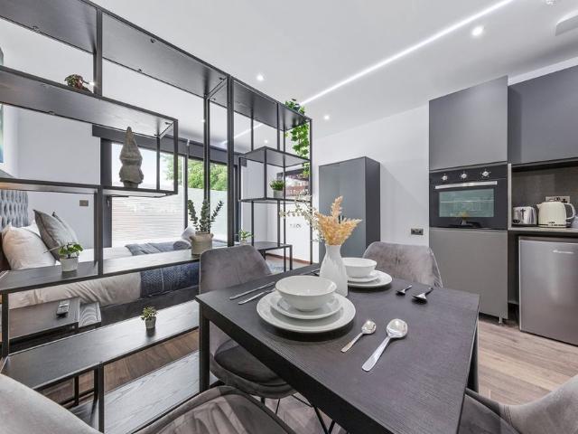 Studio Flat, London, NW11