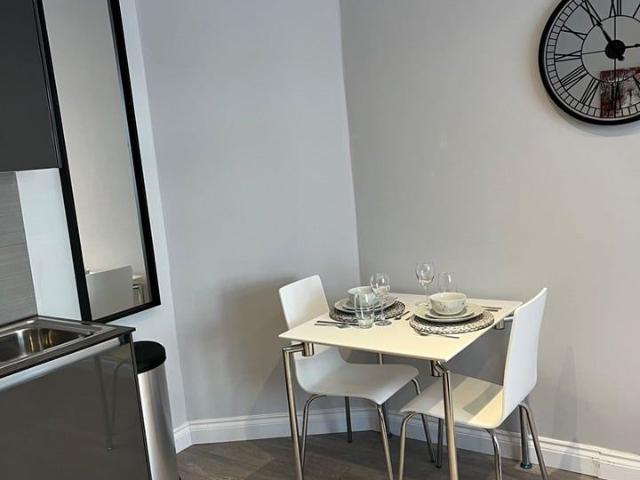 Studio Flat, London, NW11