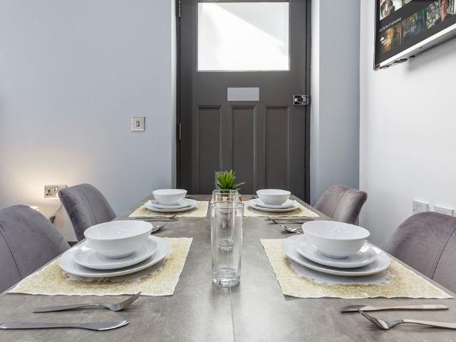 Studio Flat, London, NW11