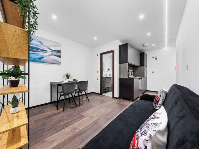 Studio Flat, London, NW11