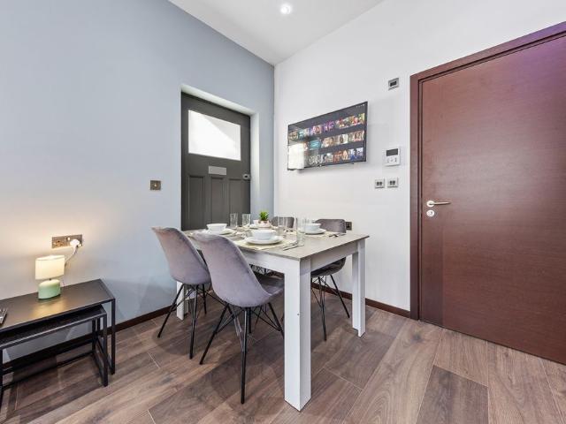 Studio Flat, London, NW11