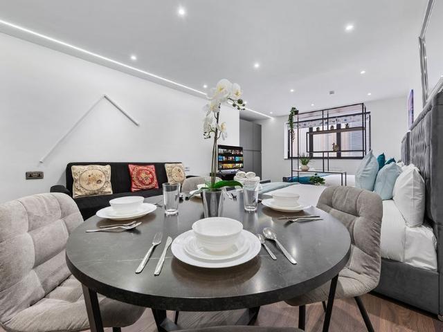 Studio Flat, London, NW11