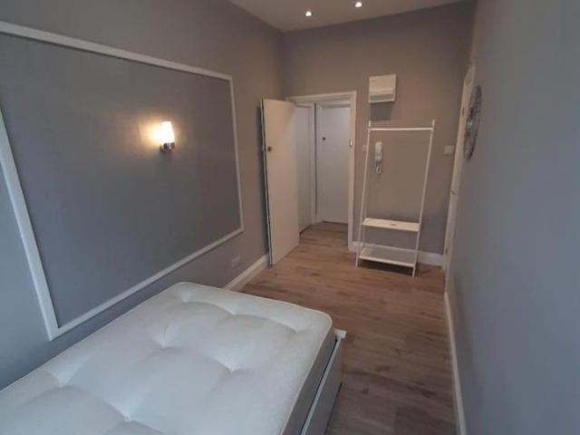 Studio Flat, London, SW1V