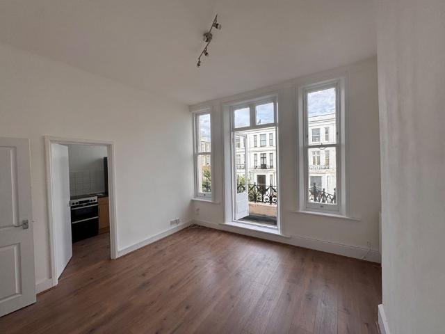 Studio Flat, Longridge Road, SW5