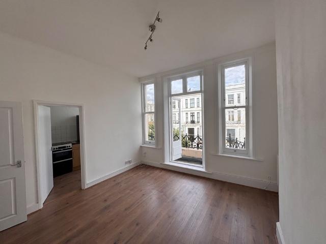 Studio Flat, Longridge Road, SW5