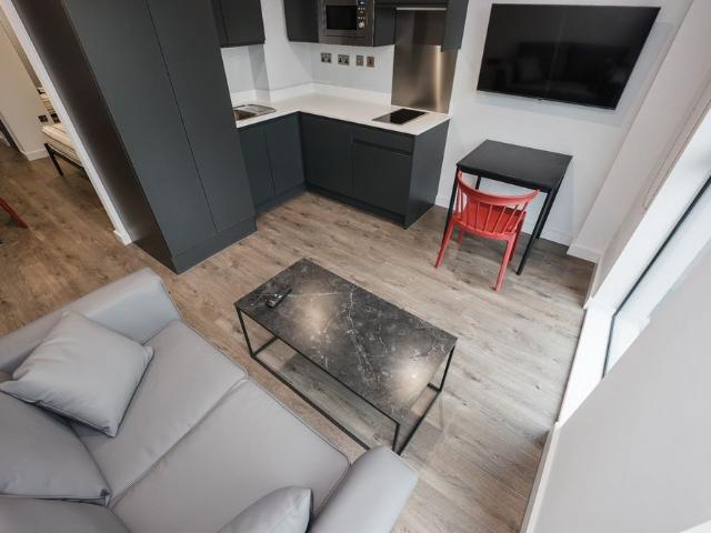 Studio Flat, Low Hill, L6
