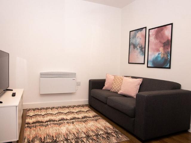 Studio Flat, Lydia Ann St, L1