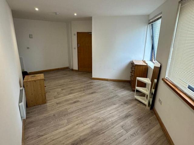 Studio Flat, Manchester Road, E14
