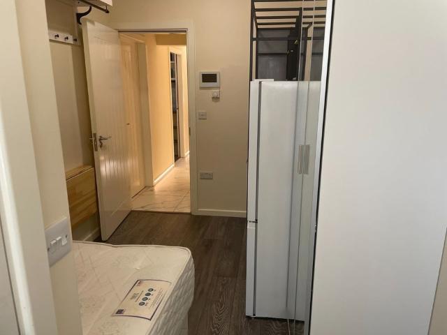 Studio Flat, Manor Drive, HA9