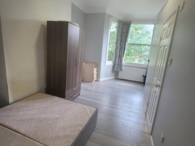 Studio Flat, Manor Road, N16