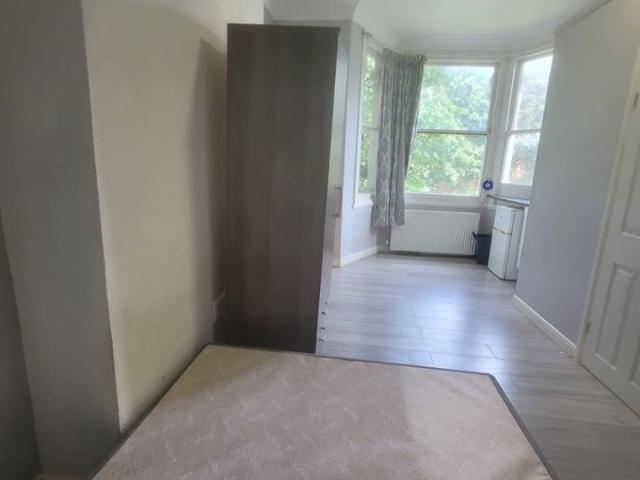 Studio Flat, Manor Road, N16