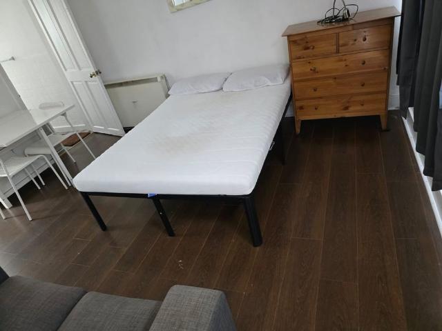 Studio Flat, Mansfield Road, IG1