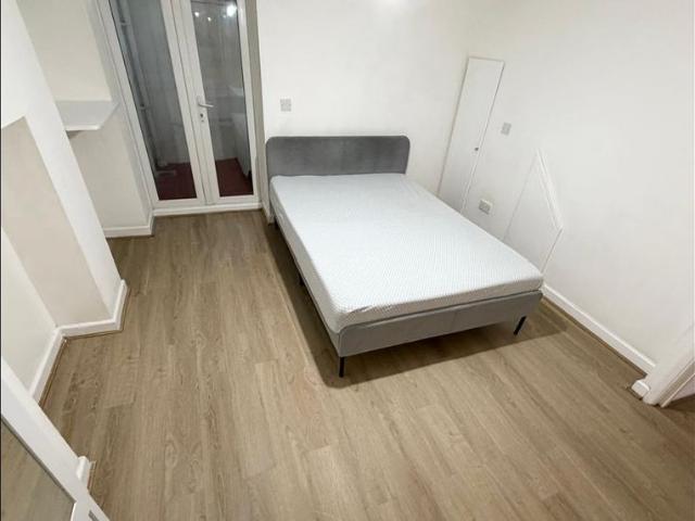 Studio Flat, Milkwood Road, SE24
