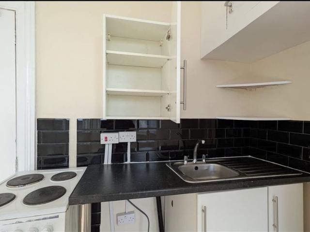 Studio Flat, Millbrook Road East, SO15