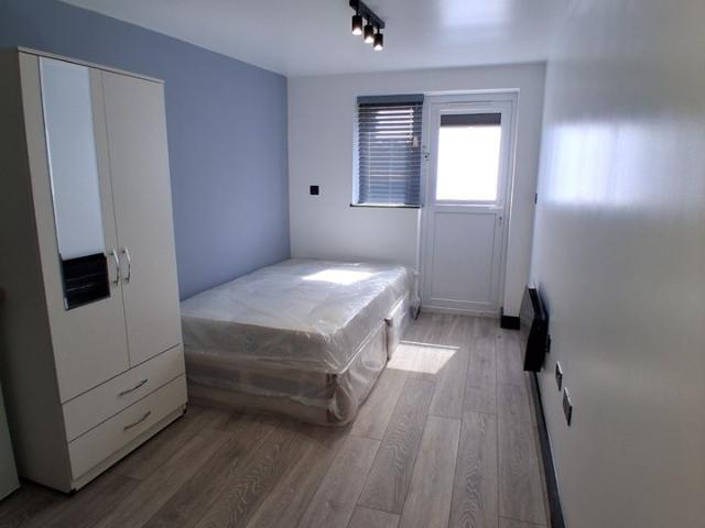 Studio Flat, Mitcham Lane, SW16