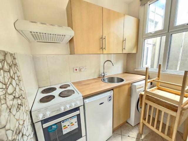 Studio Flat, Mitcham Road, SW17