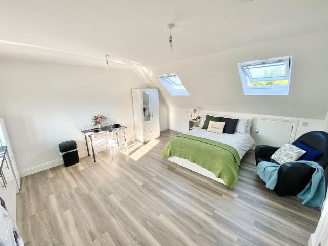 Studio Flat, Monks Park, HA9