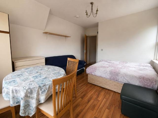 Studio Flat, Myddleton Road, N22