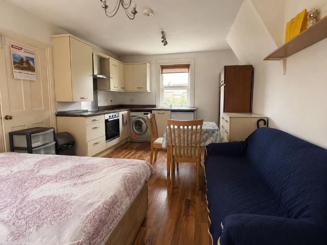 Studio Flat, Myddleton Road, N22