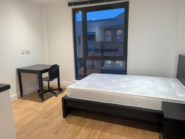 Studio flat near kelham, bills included