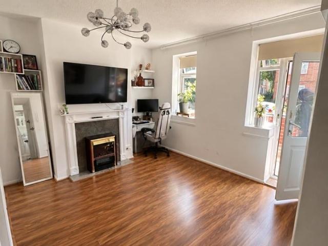 Studio Flat, Neckinger Estate, SE16