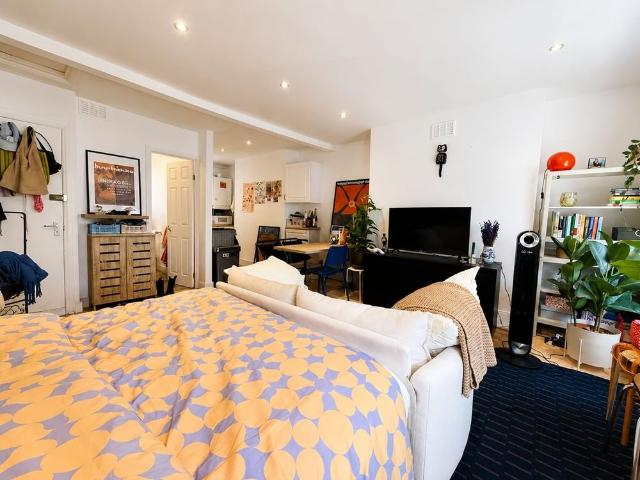 Studio Flat, New North Road, N1
