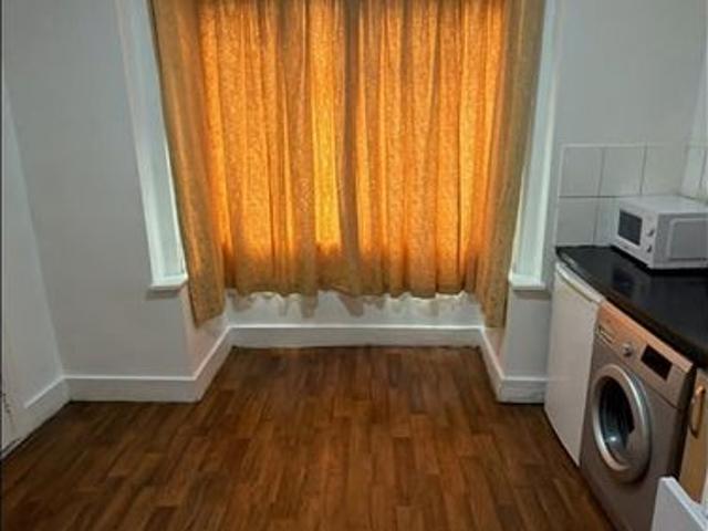 Studio Flat, North Circular Road, NW2