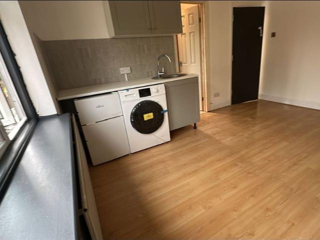 Studio Flat, North Circular Road, NW2