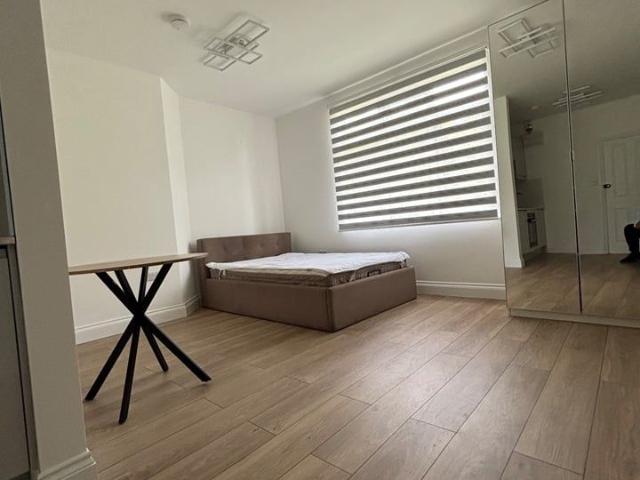Studio Flat, North End Road, NW11