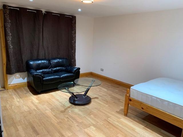 Studio Flat, Norbury Avenue, CR7