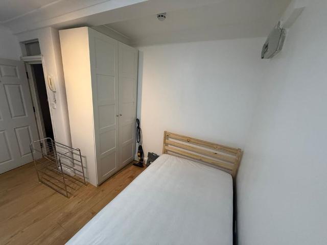 Studio Flat, Oakley Square, NW1