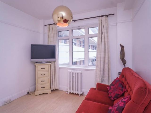 Studio Flat, Old Brompton Road, SW5