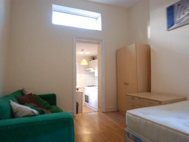 Studio flat on Caledonian Road, N1