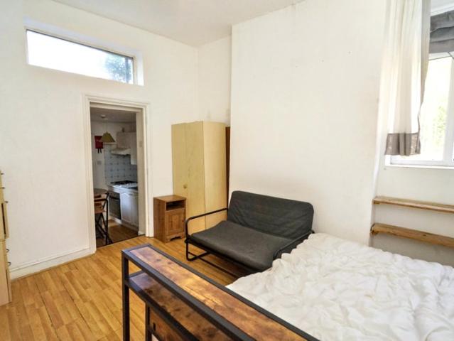 Studio flat on Caledonian Road, N1