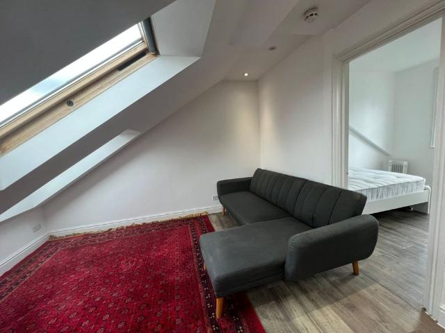 Studio Flat, Oval Road, CR0